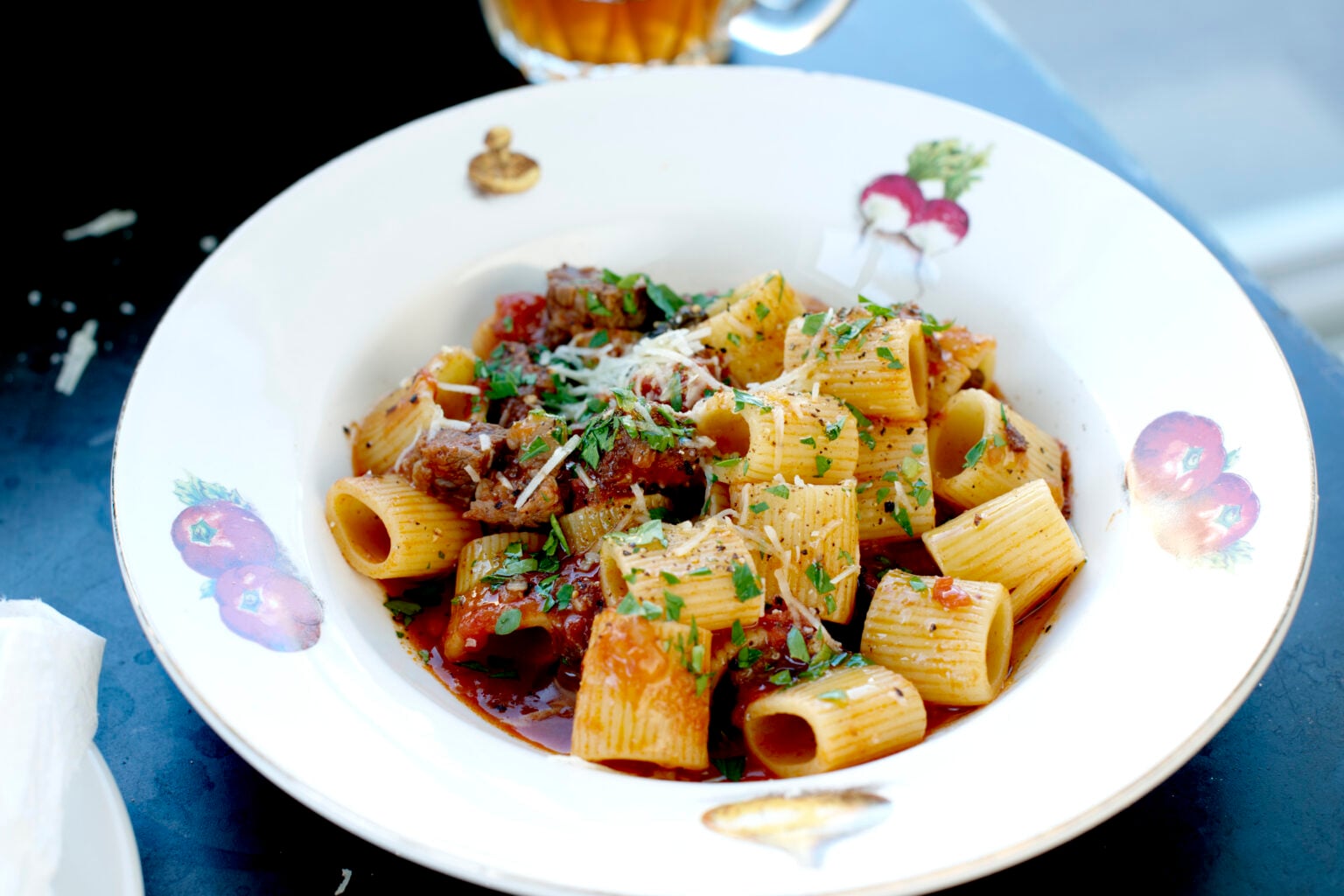 Pasta Mezze Maniche med bolognese av högrev | Recept - Zeta