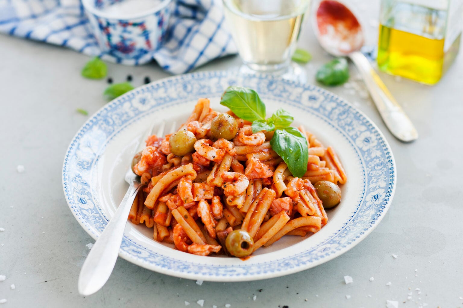 Pasta Strozzapreti med räkor och lax | Recept - Zeta