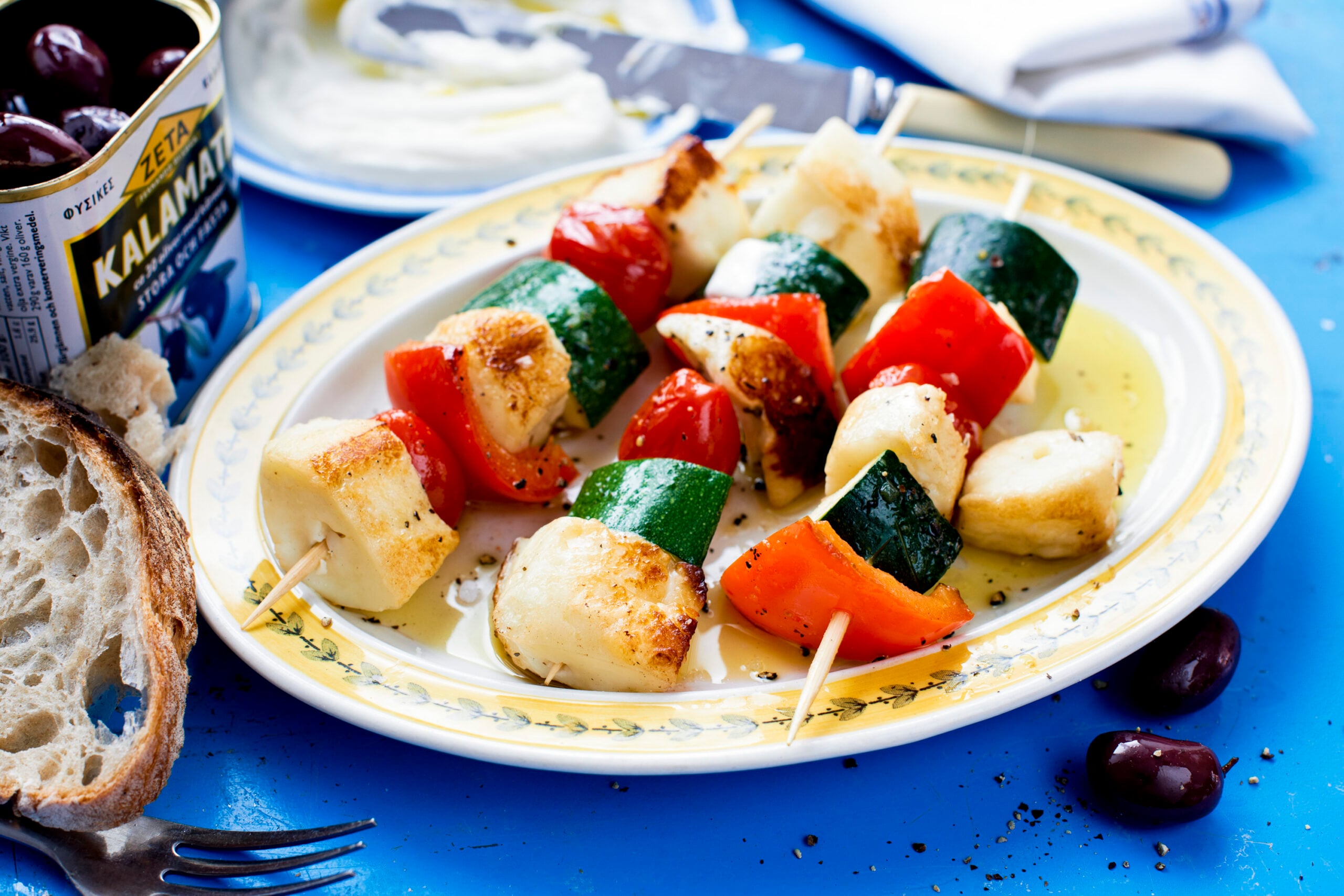 Halloumi – och grönsakspett med yoghurtsås | Recept - Zeta