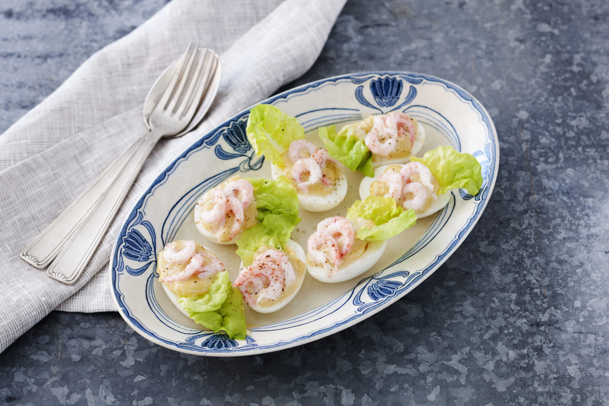 Ägghalvor med räkor och caesardressing | Recept - Zeta