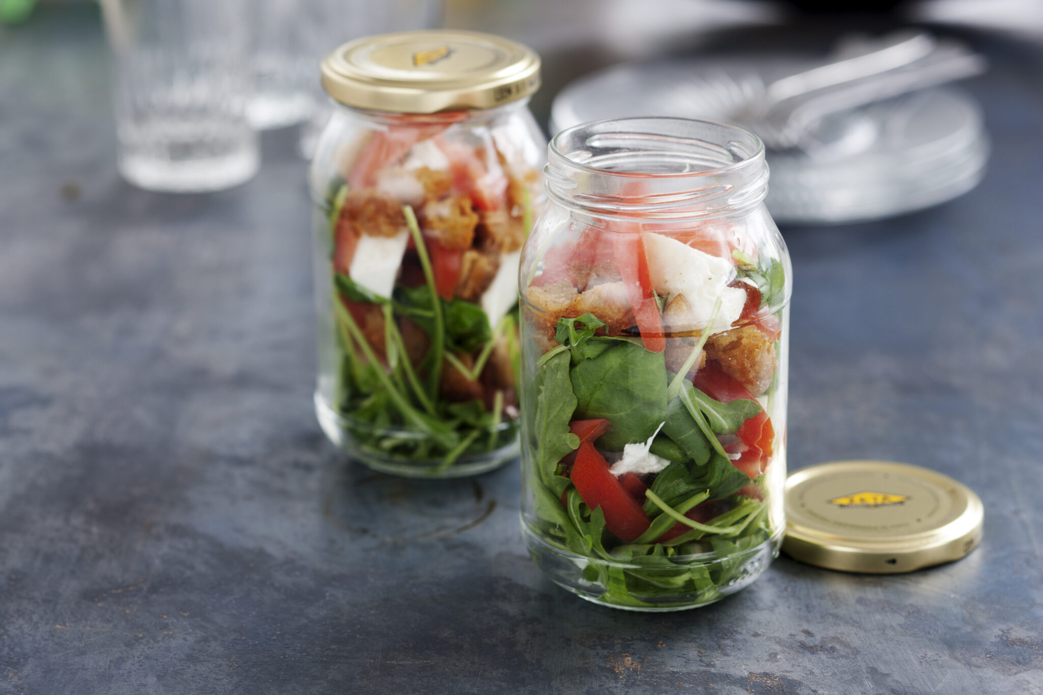 Sallad i burk med mozzarella och krutonger | Recept - Zeta