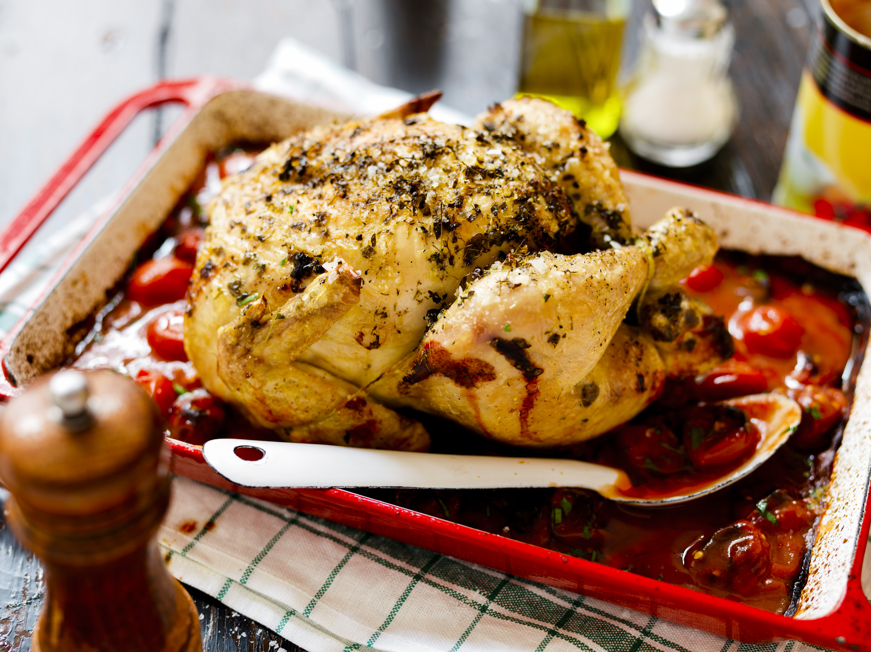 Ugnsgrillad kyckling med örttomater | Recept - Zeta
