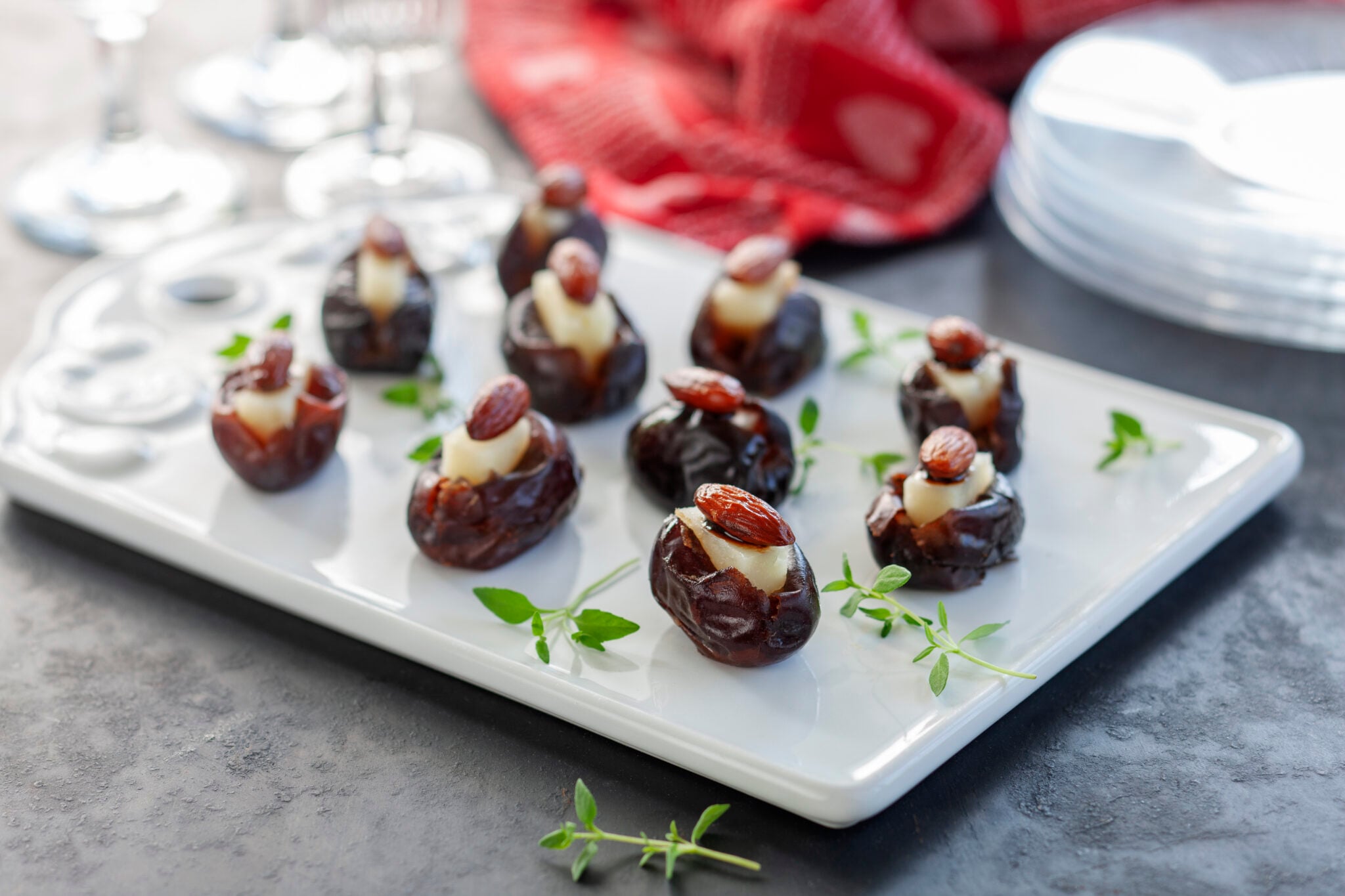 Dadlar med pecorino och rostade mandlar | Recept - Zeta