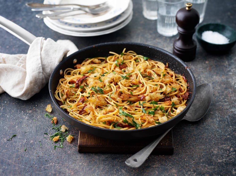 Spaghetti med soltorkade tomater, sardeller och stekt bröd | Recept - Zeta
