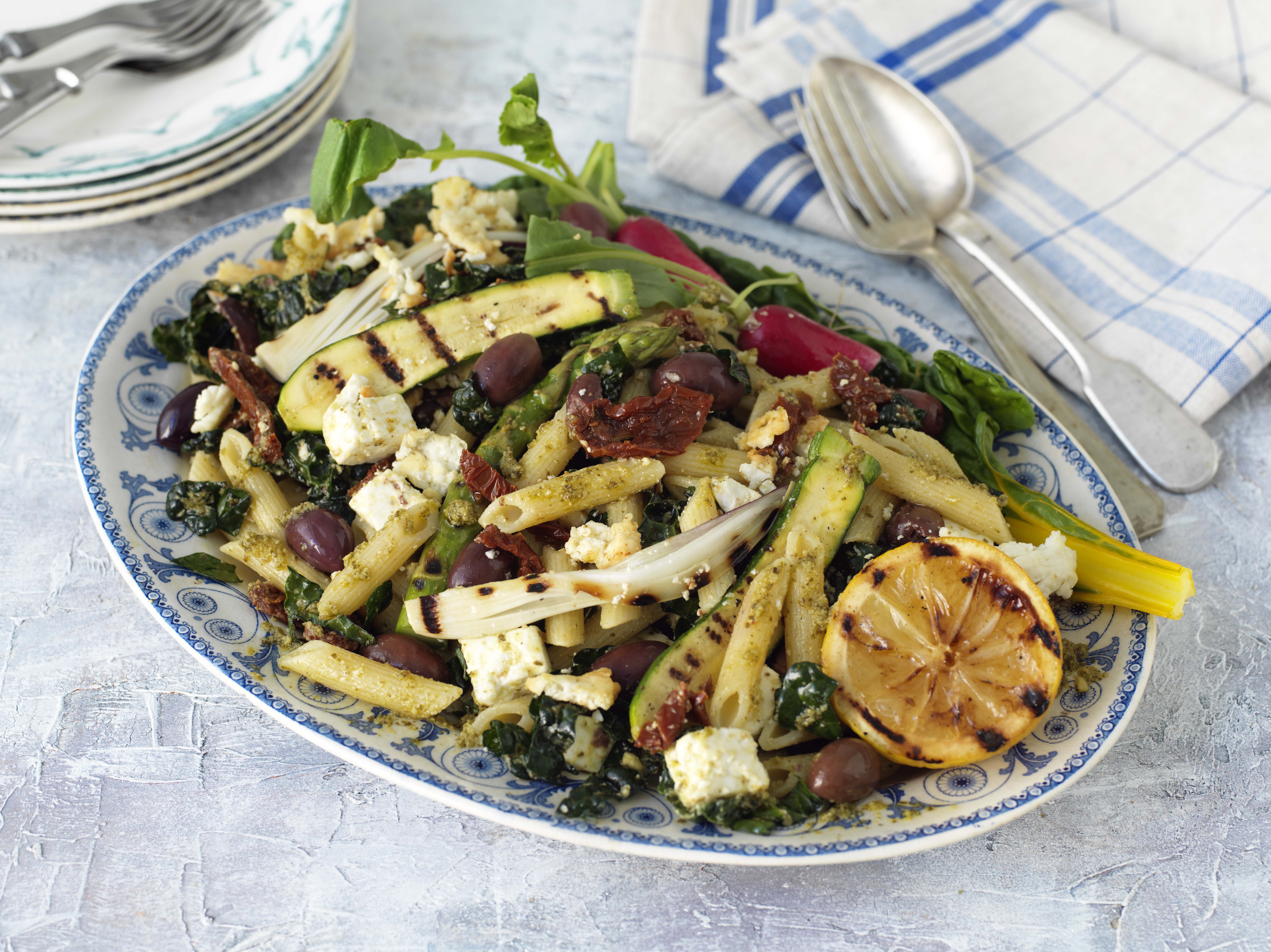 Pastasallad med pesto, rostad fetaost och primörer | Recept - Zeta