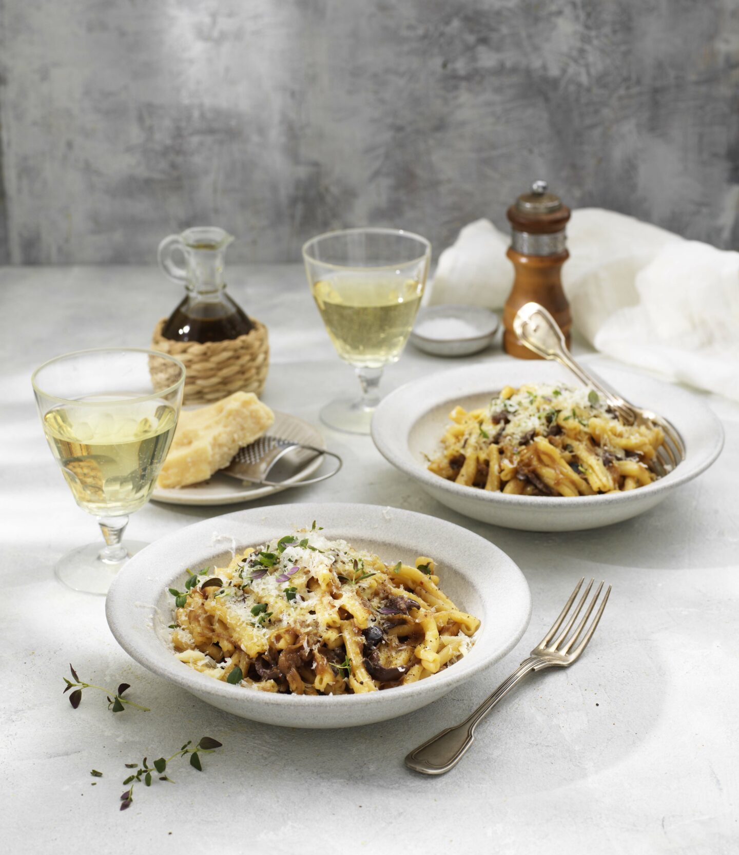 Karamelliserad lökpasta med leccino-oliver | Recept - Zeta