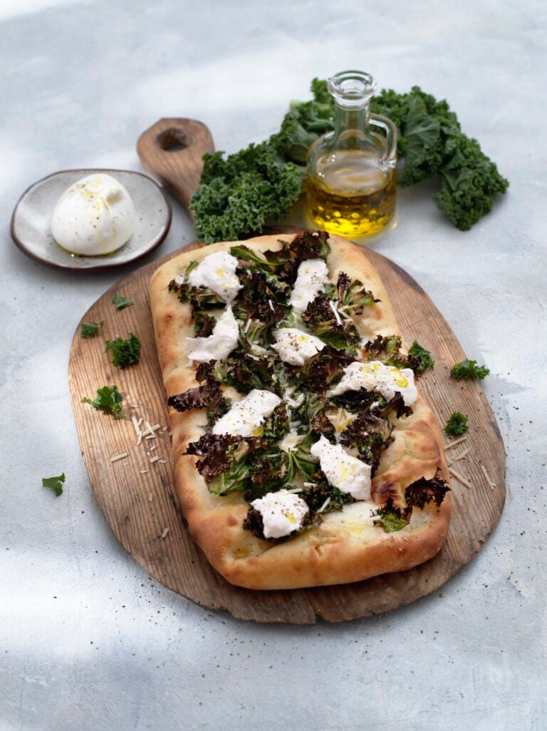 Pinsa med grönkål och burrata | Recept - Zeta