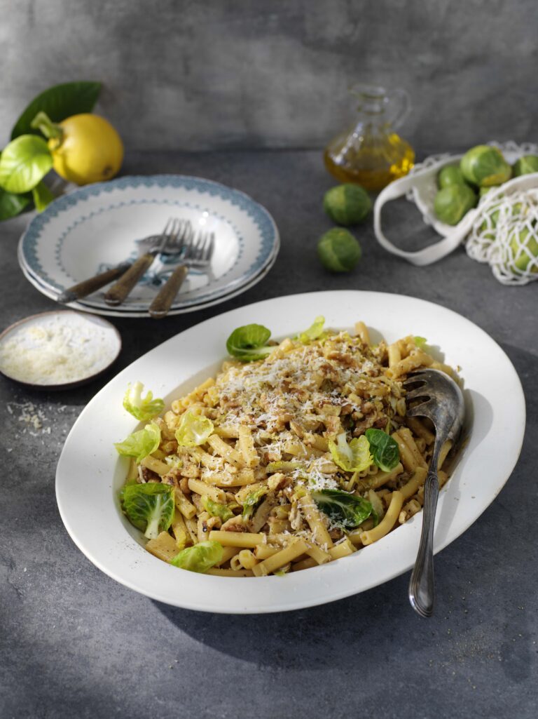 Pasta Rigatini Quadri med brysselkål och valnötter | Recept - Zeta