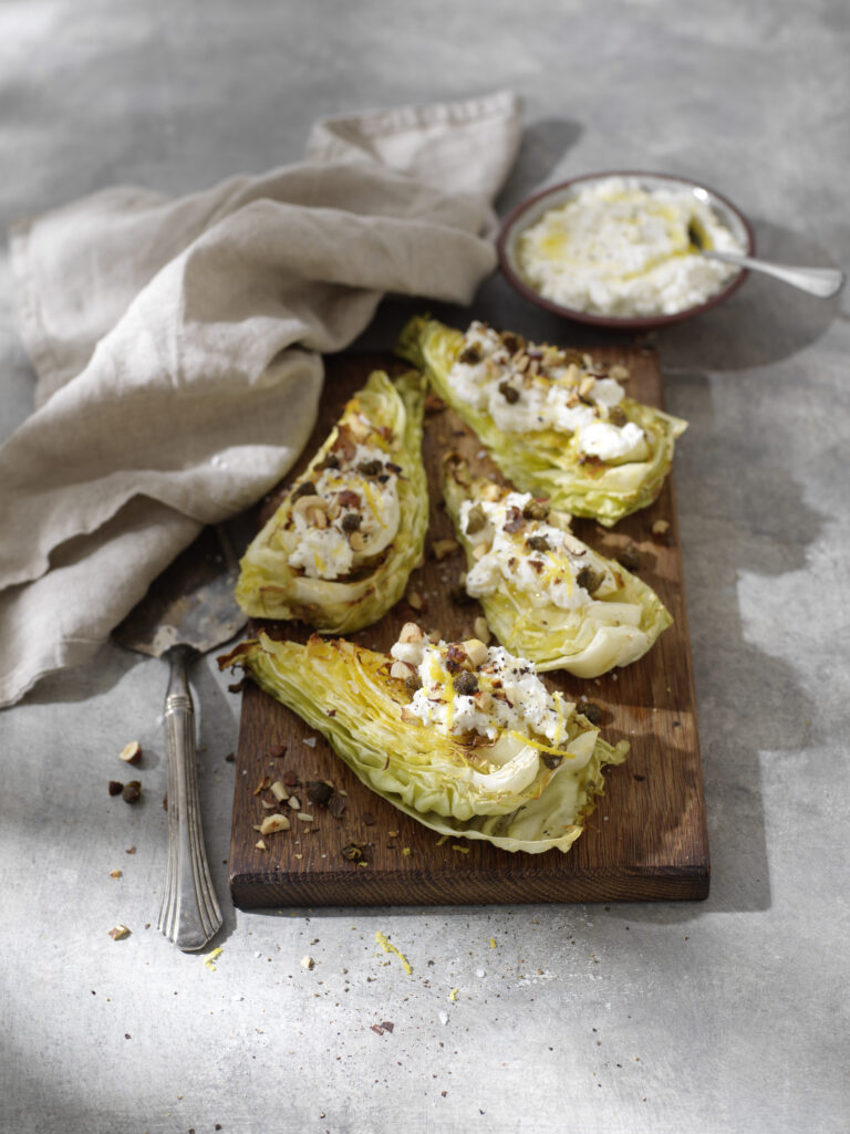 Spetskål med krämig fetaost och nötter | Recept - Zeta