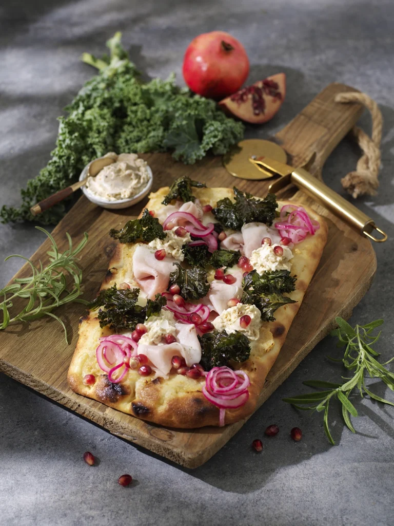 Pinsa med julprosciutto, grönkål och picklad rödlök | Recept - Zeta