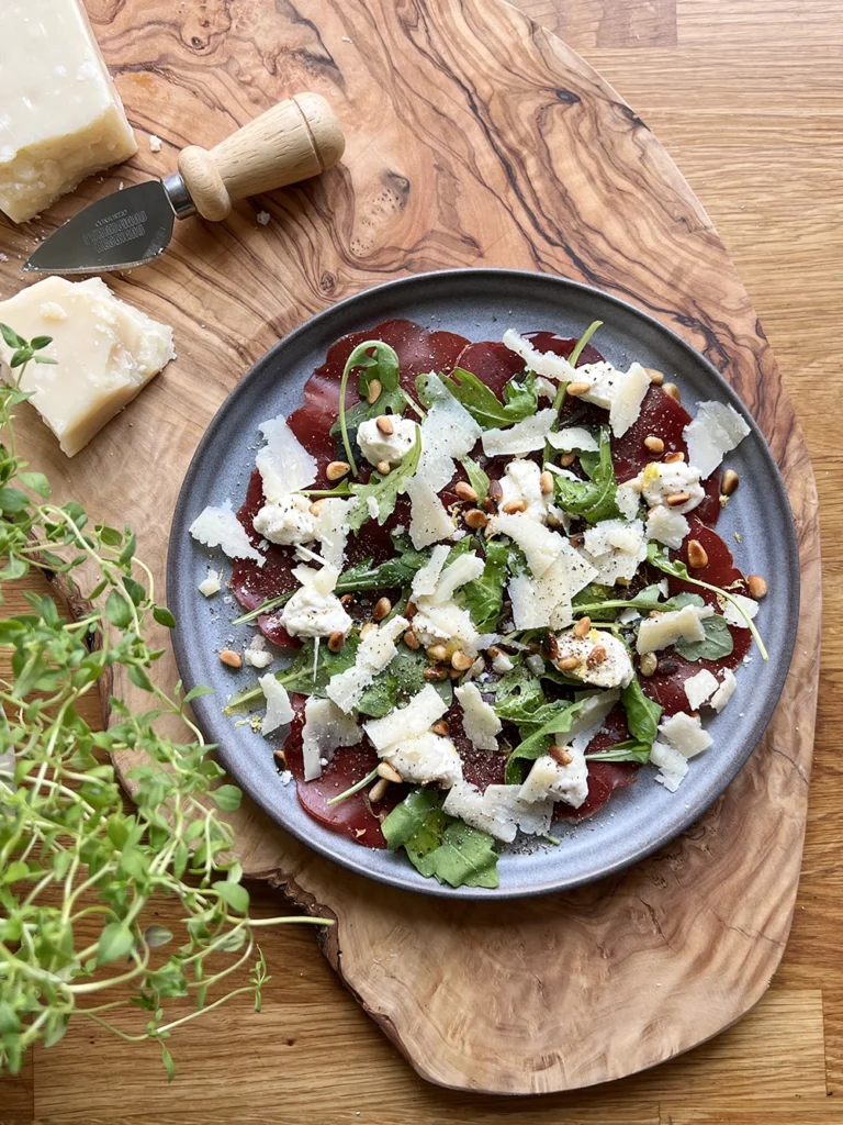 Bresaola med vispad parmesan- och tryffelkräm | Recept - Zeta