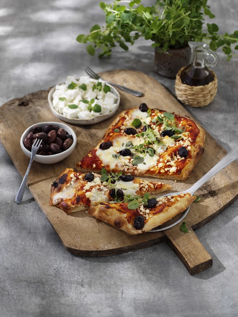 Pinsa med fetaost och oliver | Recept - Zeta