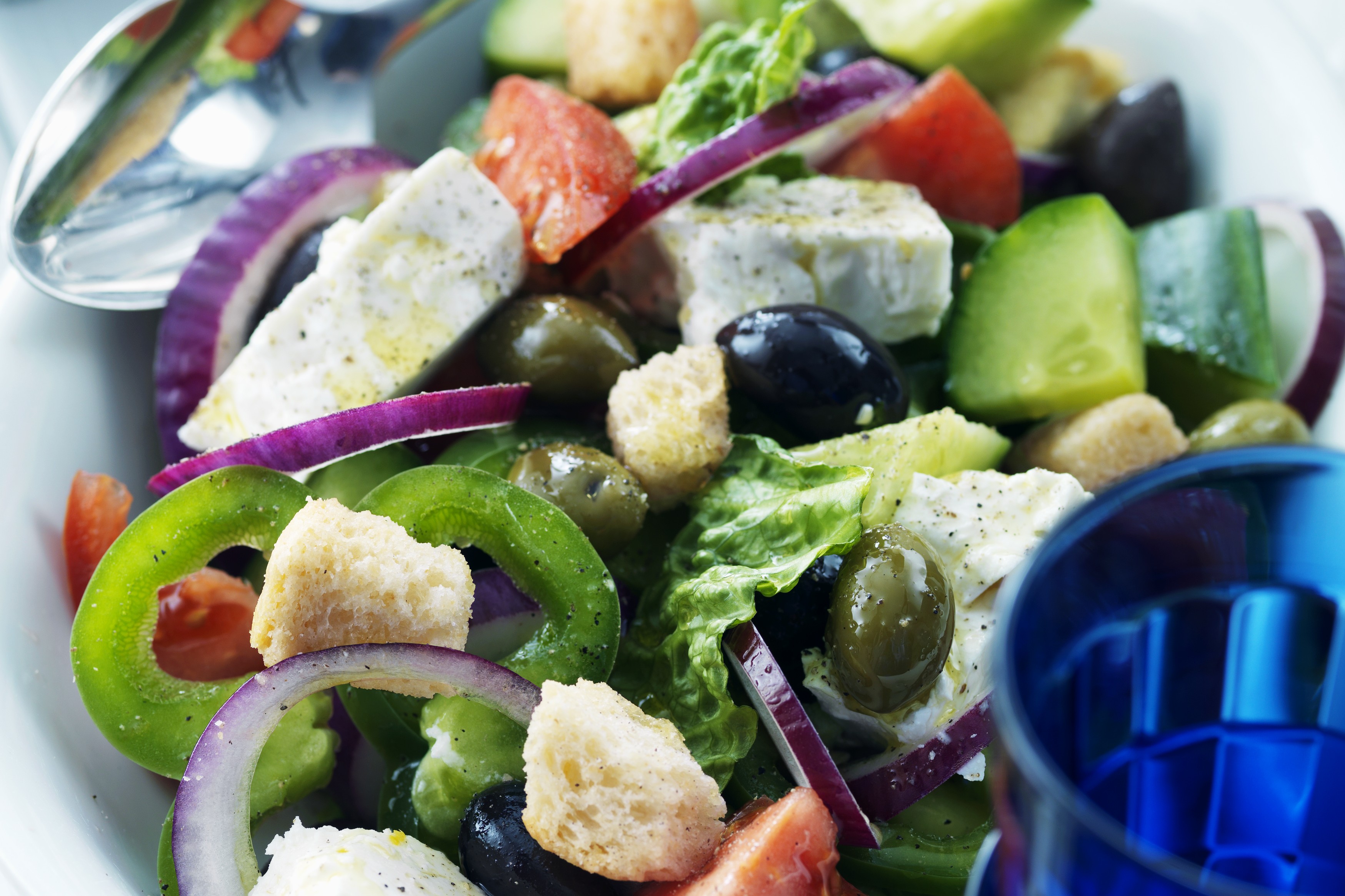 Grekisk sallad med krutonger | Recept - Zeta