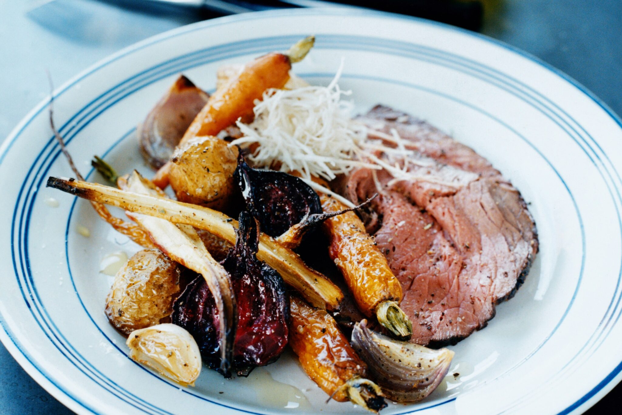 Varm rostbiff med rotfrukter i ugn | Recept - Zeta