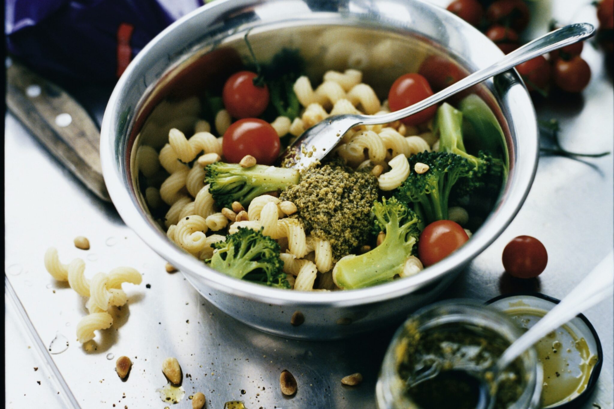 Pastasallad med broccoli, tomat och pesto | Recept - Zeta